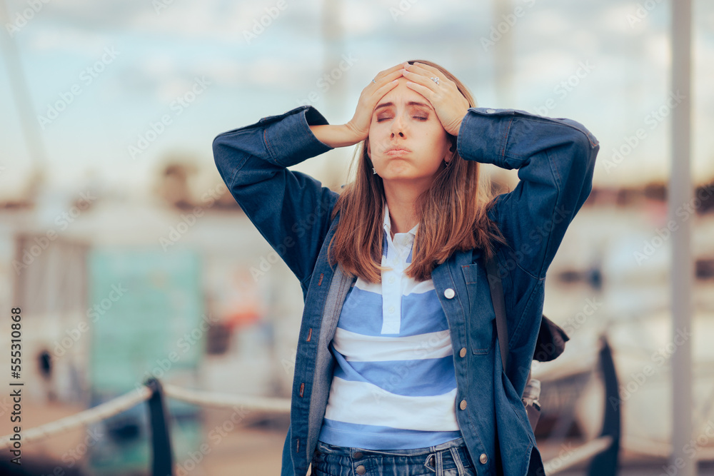 Zdjęcie Stock: Stressed Woman Having a Bad Time During her Vacation ... Zdjęcie Stock: Stressed Woman Having a Bad Time During her Vacation ...