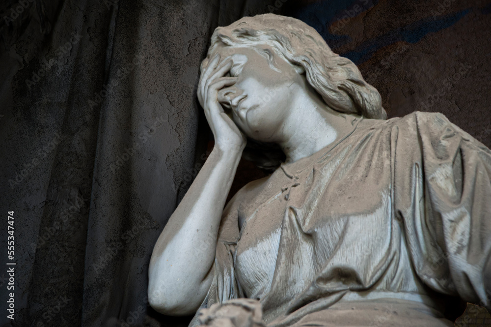 Statua, scultura. Ritratto, primo piano di una donna presa in un ...