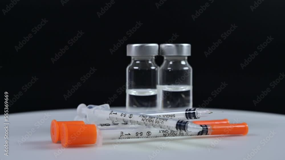 Insulin syringes and vials on a rotating white background Stock ビデオ | Adobe Stock