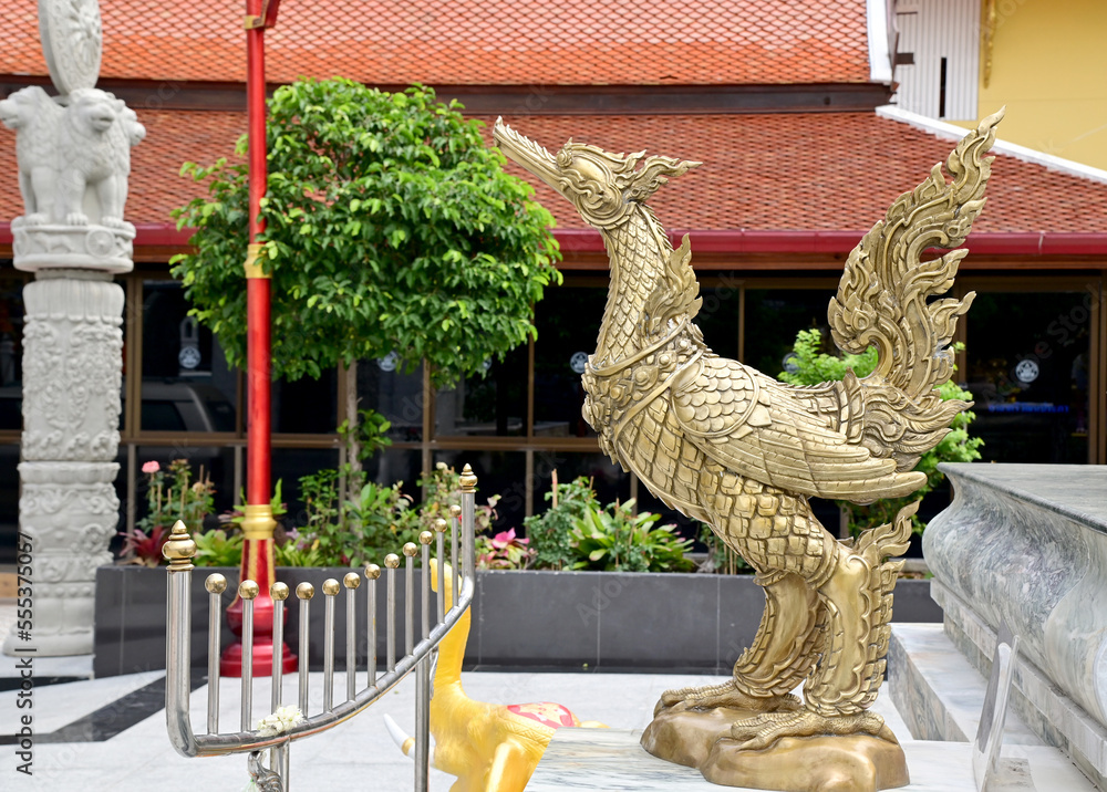 BANGKOK, THAILAND - JANUARY 20, 2023 : The Beautiful Golden Swan Statue ...