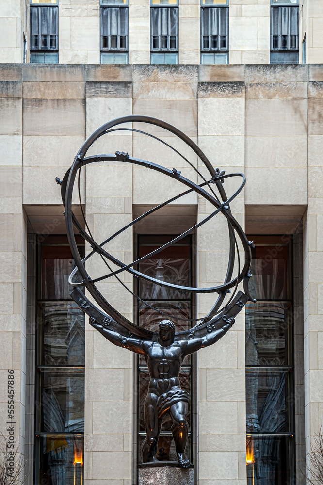 Atlas, a bronze statue in Rockefeller Center, New York, USA Stock Photo ...