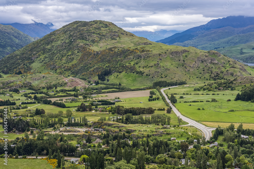 Beautiful Queenstown viewed from the Arrow Junction Lookout Point ...