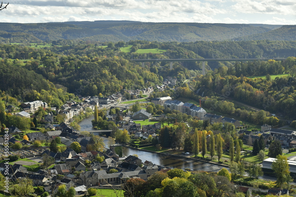 Vue panoramique de la vallée de l'Amblève et le village de Remouchamp ...