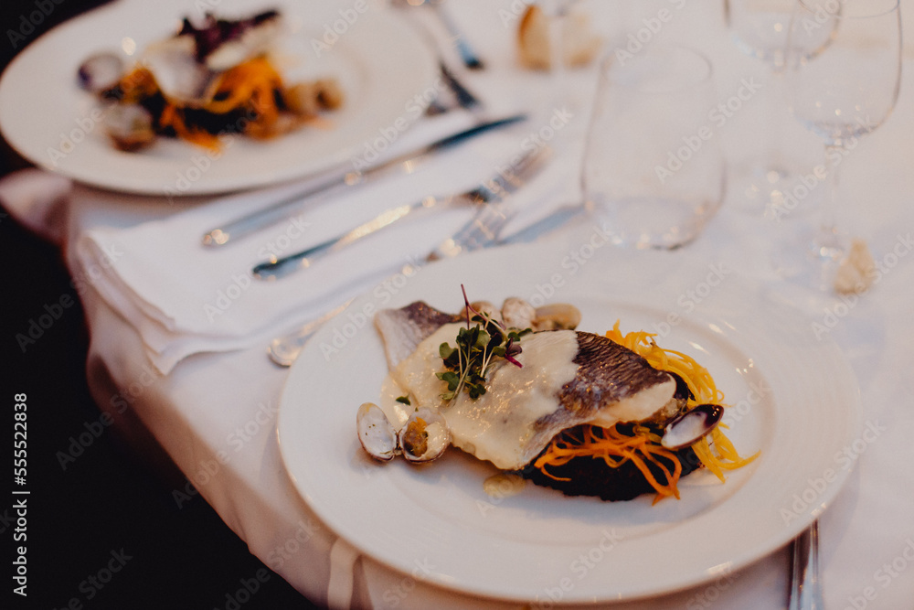 Filet de poisson dans un restaurant gastronomique Stock Photo | Adobe Stock