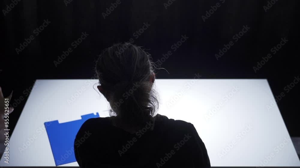 In the interrogation room, the police interrogate the guilty man and ...