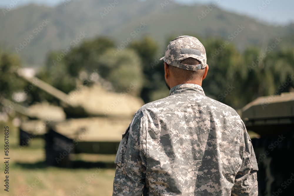 Foto de Asian man special forces soldier standing against on the field ...