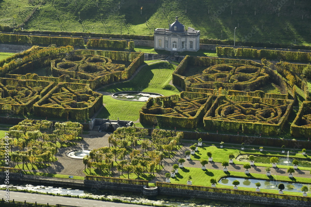Le château de Freyr avec ses jardins et indépendances vu depuis les ...