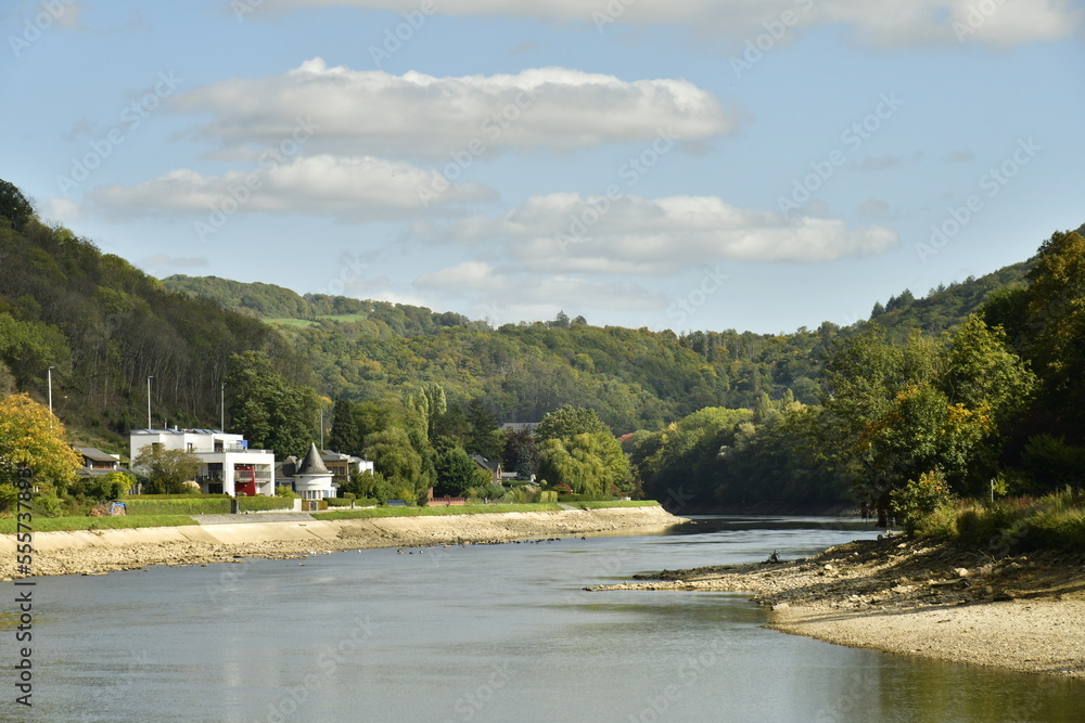 La Meuse réduite en état de rivière due à la sécheresse traversant une ...