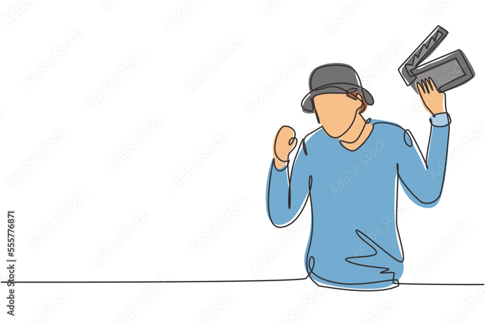 Single one line drawing film director with celebrate gesture holding ...