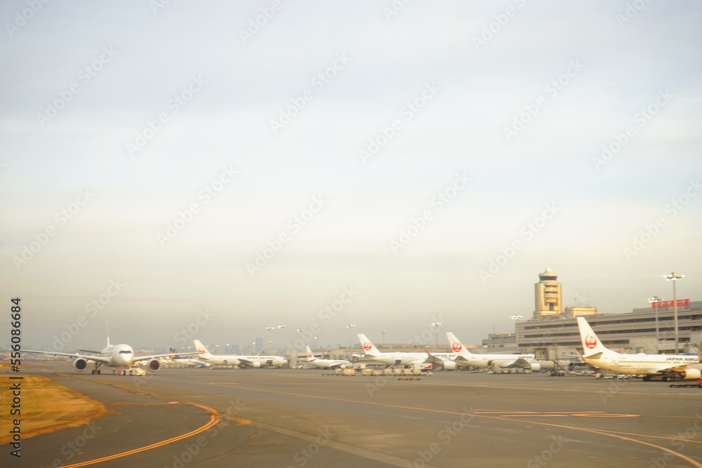 JAL Aircraft at Haneda Airport Terminal - 羽田空港 ターミナル JAL 飛行機 Stock ...