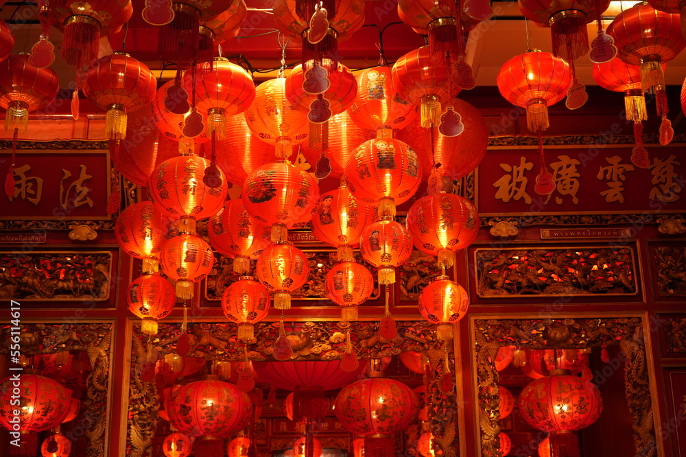 Lampions rouges en papier suspendus dans un temple chinois à Bangkok ...
