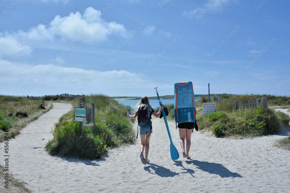 Fotografia do Stock: Jeunes filles qui vont faire du paddle sur une ...