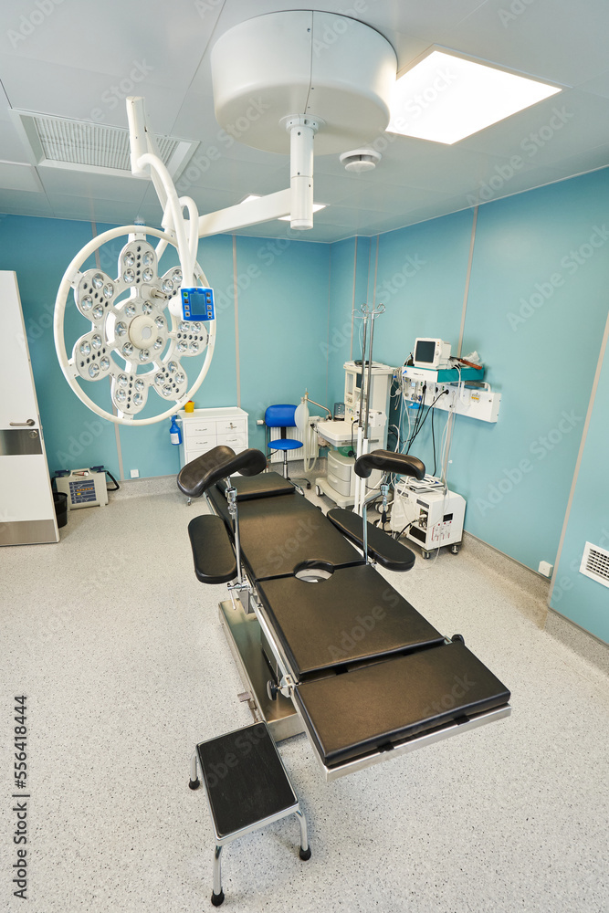 Foto de operating table with operating lamp. operating room in a ...