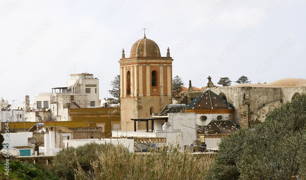Fotka „La vieille église de Tarifa dans le quartier historique, ville ...