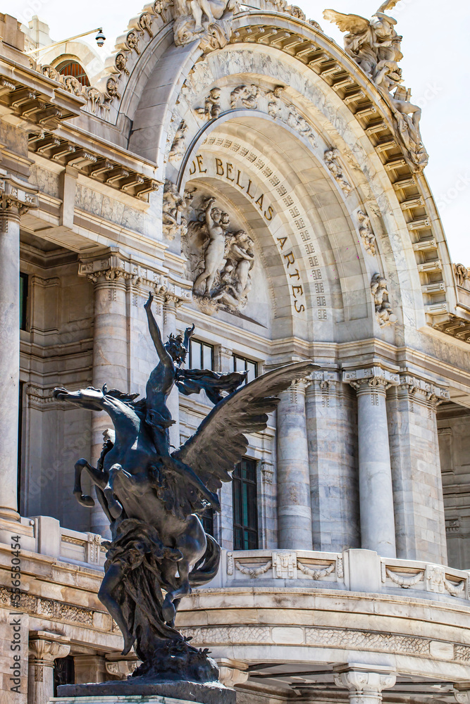 Foto de Escultura del Palacio de Bellas Artes do Stock | Adobe Stock