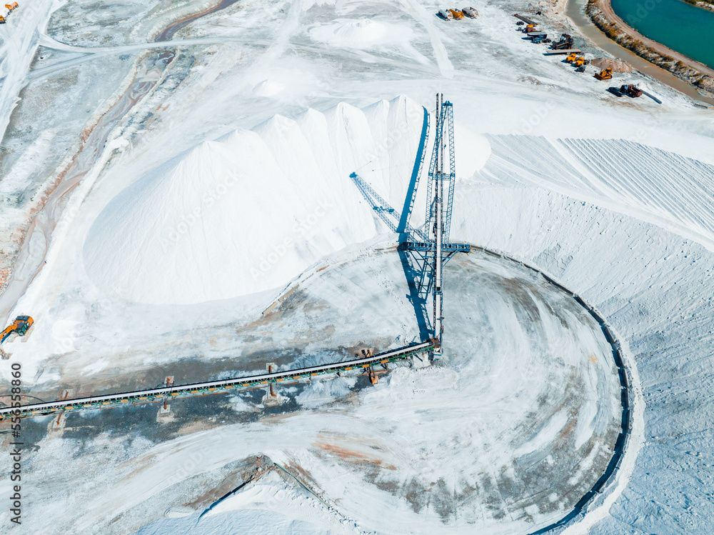 Foto de Salt Lake City, Utah landscape with desert salt mining factory ...