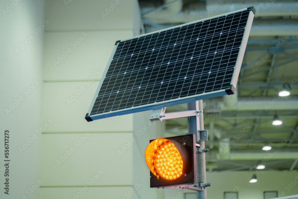 Foto de Single signal LED orange traffic light powered by solar panels ...