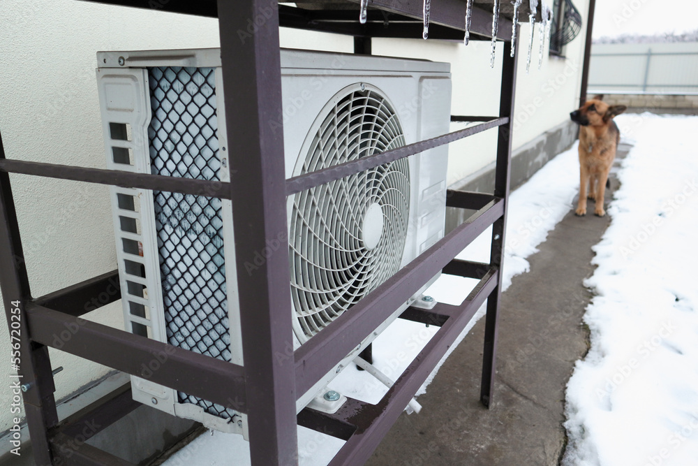 Foto Stock Air conditioner Outdoor Unit in Winter. The outdoor unit of ...