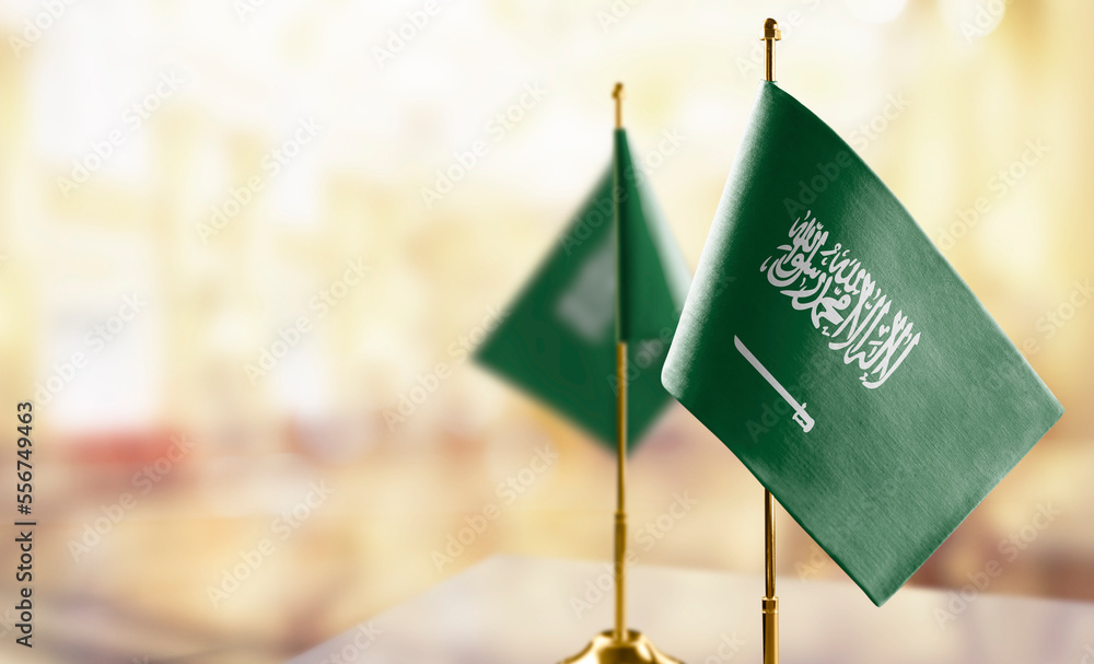 Small flags of the Saudi Arabia on an abstract blurry background foto ...