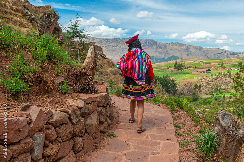 Indigenous peruvian quechua woman in traditional textile clothing ...