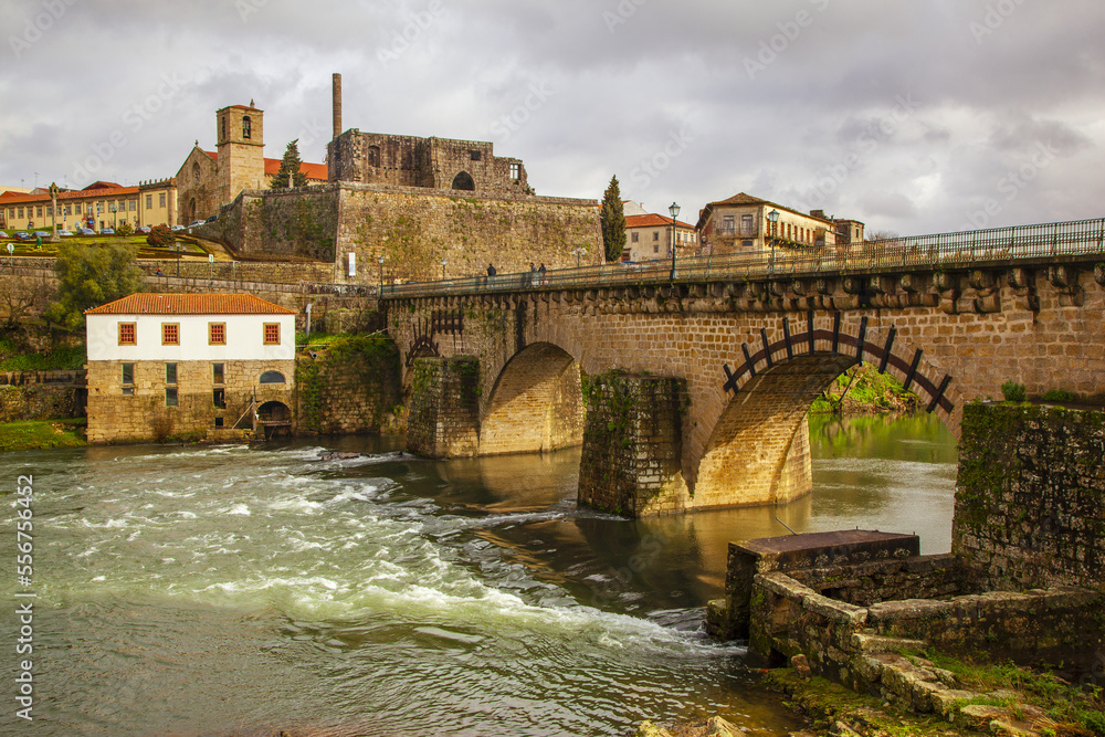 Medieval bridge Ponte de Barcelos crossing the Cavado River, Barcelos ...