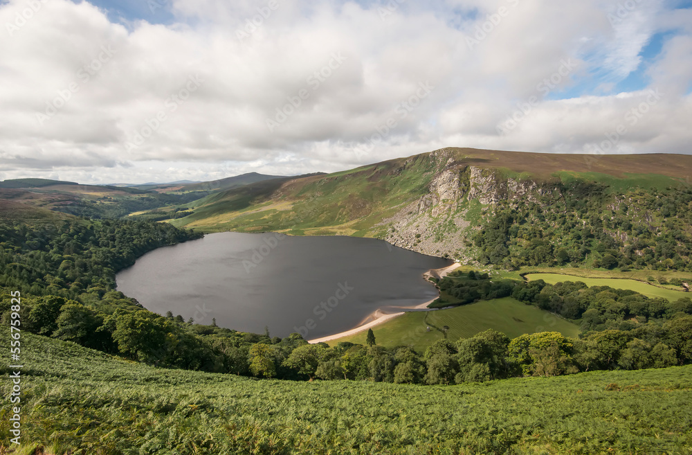 Foto de Overview of Guinness Lake (Lough Tay) in Sallys Gap, a scenic ...