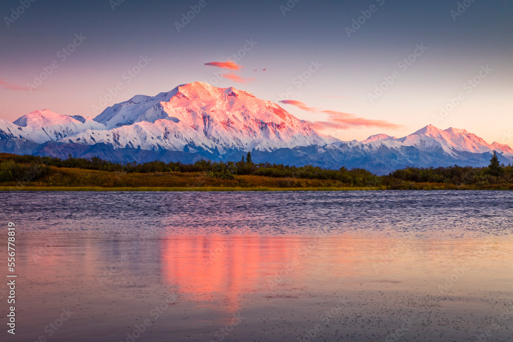 Foto de Sunset glow on Mount Denali (McKinley) reflecting in the ...