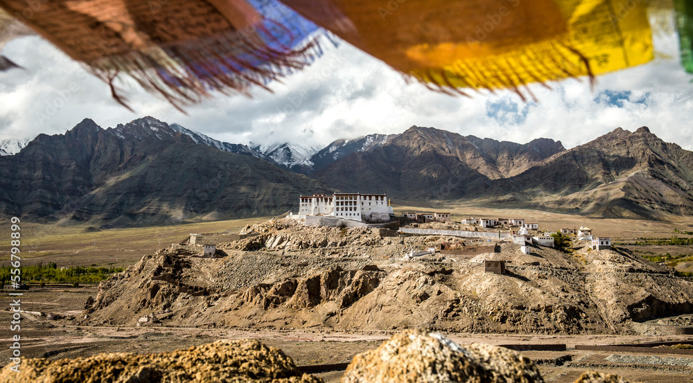 Foto de Overview of the Tibetan Buddhist Stakna Gompa on a rocky ...