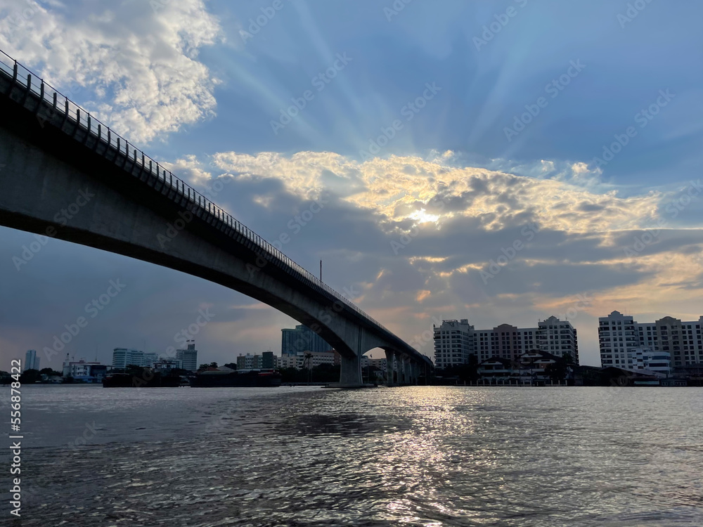 Foto de Rama 5 Bridge bridge across the Chao Phraya River, Bangkok city ...