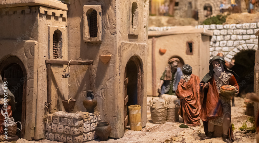 Poster Escena de un Belén de navidad con figuras en una antigua calle ...