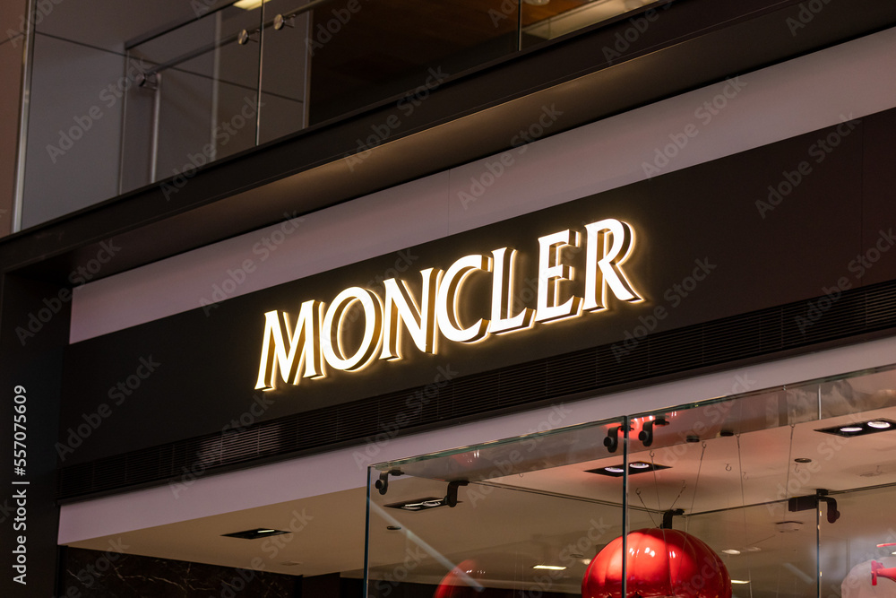 Foto de Los Angeles, California \ USA - July 26 2022: Sign and logo of ...