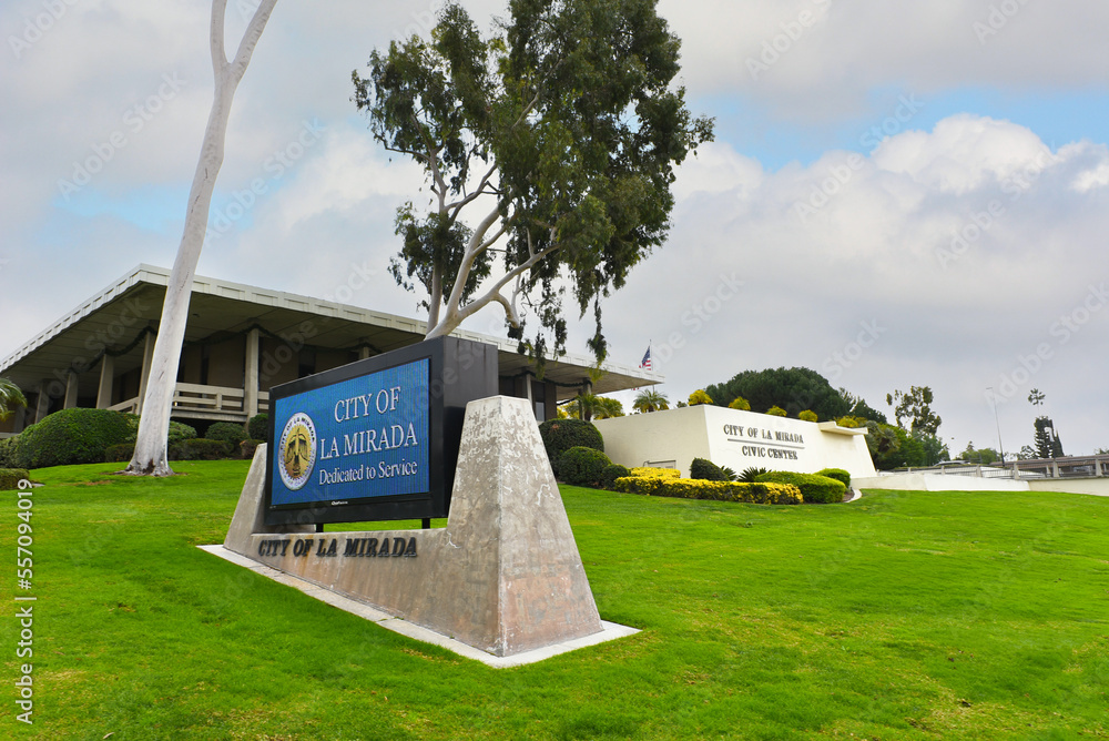 Foto de LA MIRADA, CALIFORNIA - 28 DEC 2022: The La Mirada Civic Center ...