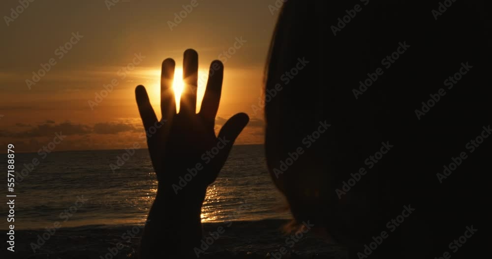 Vidéo Stock little boy kid catching sun glare with fingers hand, child ...