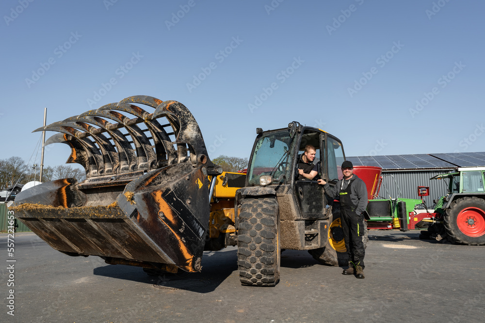 Foto de Arbeitsszenen auf dem Bauernhof - Landwirt mit seinem Sohn bei ...