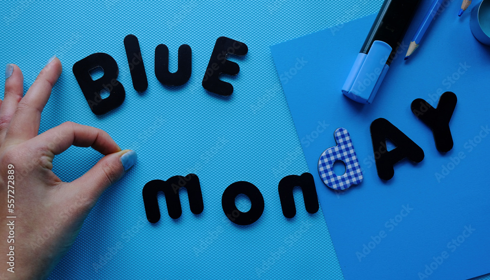 Chica haciendo el símbolo de okey en un fondo azul con letras de Blue ...