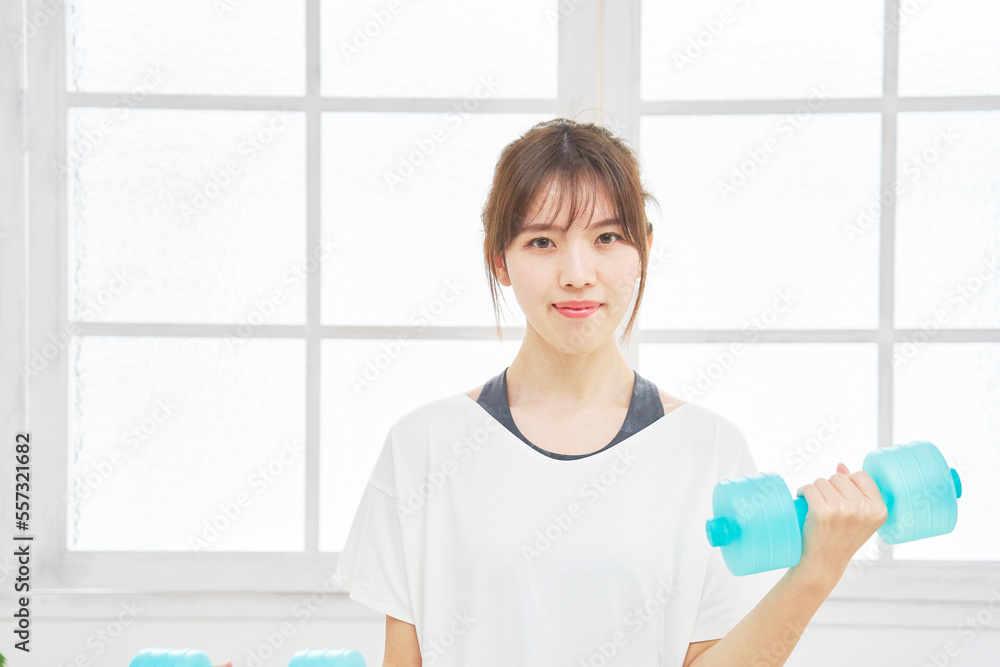 ダンベルで筋トレをする女性 Stock Photo | Adobe Stock