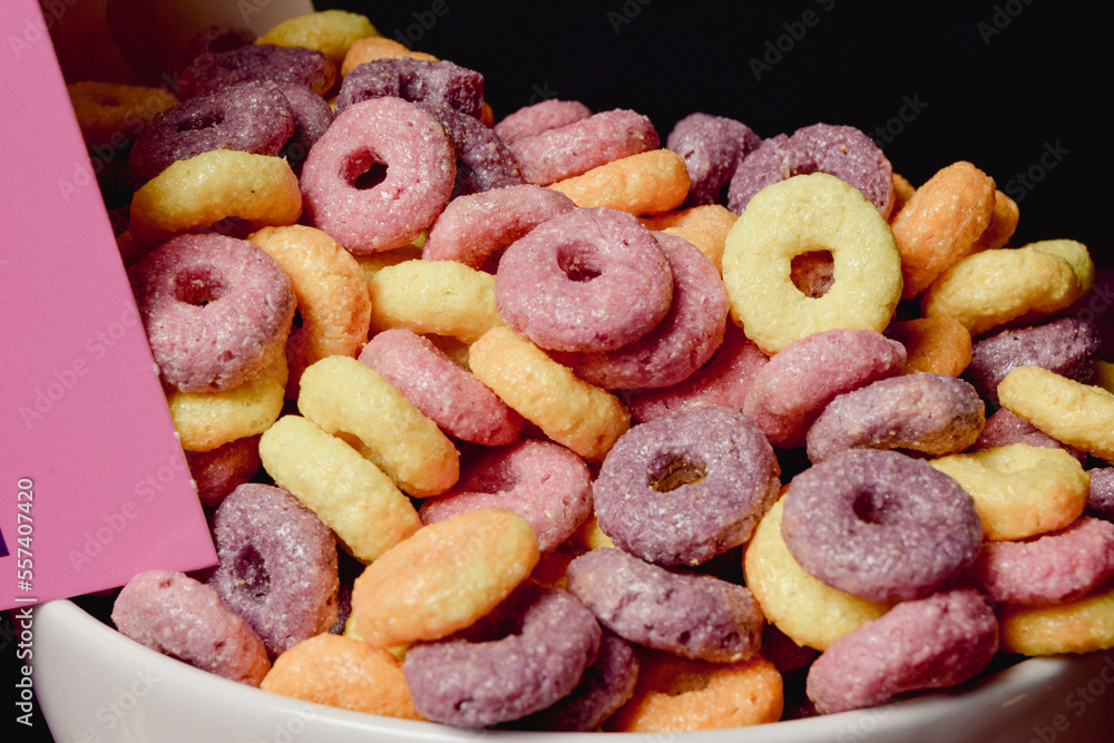 Cereales de colores con sabor a frutas saliendo directamente de la caja ...