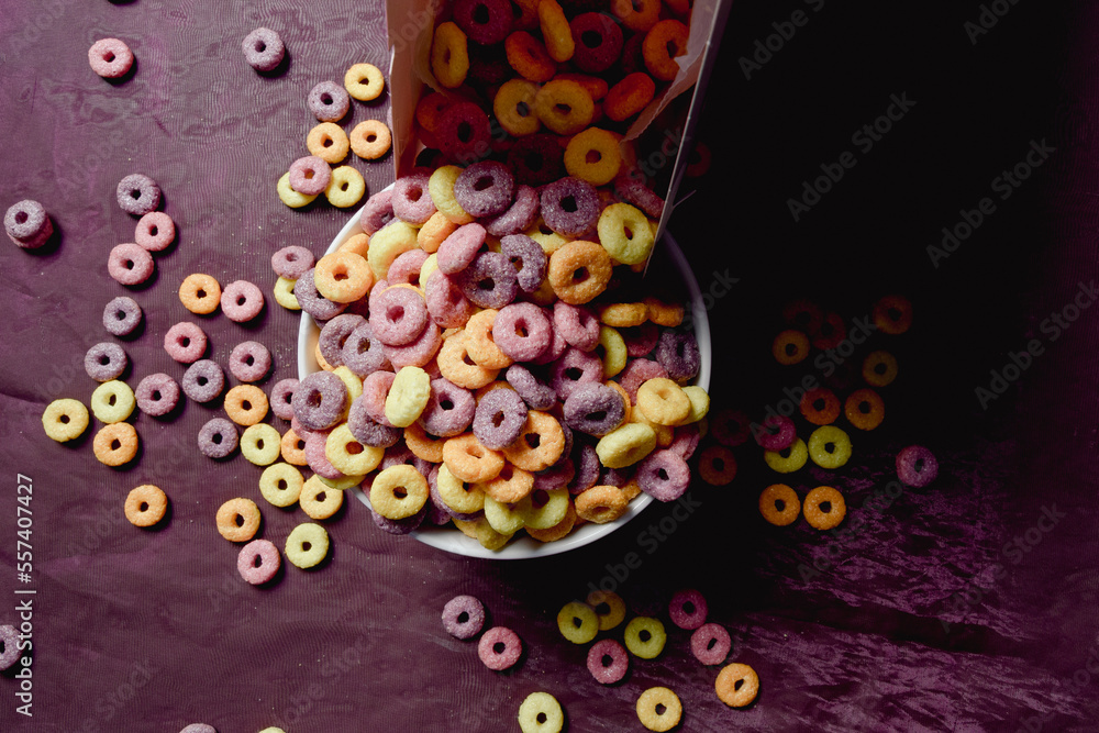 Cereales de colores con sabor a frutas saliendo directamente de la caja ...