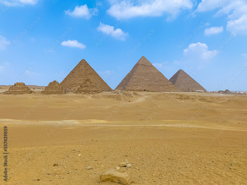 Fotografia do Stock: Egypt. Cairo - Giza. General view of pyramids from ...