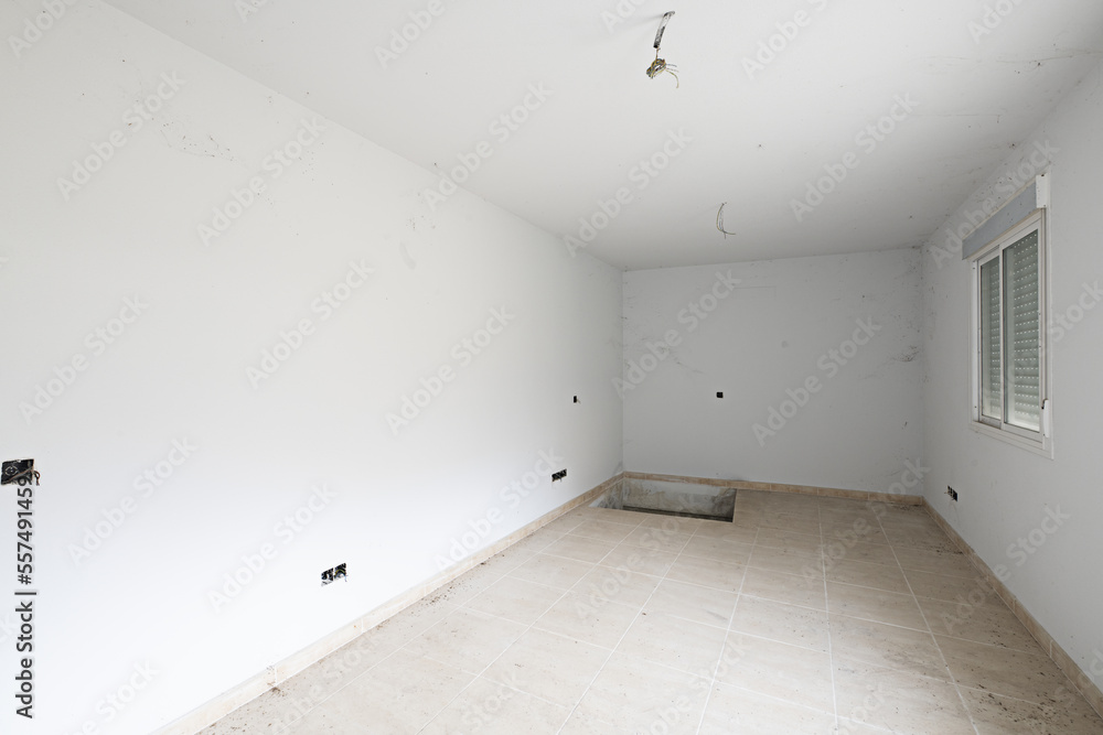 An empty room without ending up with a hole in the floor and no plugs ...