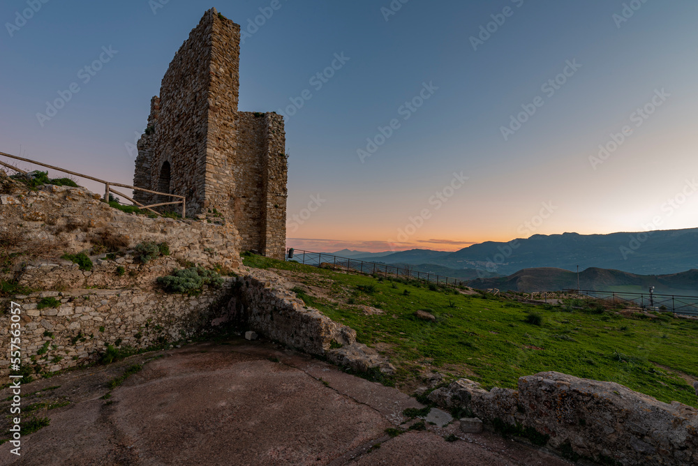 Veduta panoramica dai ruderi del castello di Cefalà Diana al crepuscolo ...