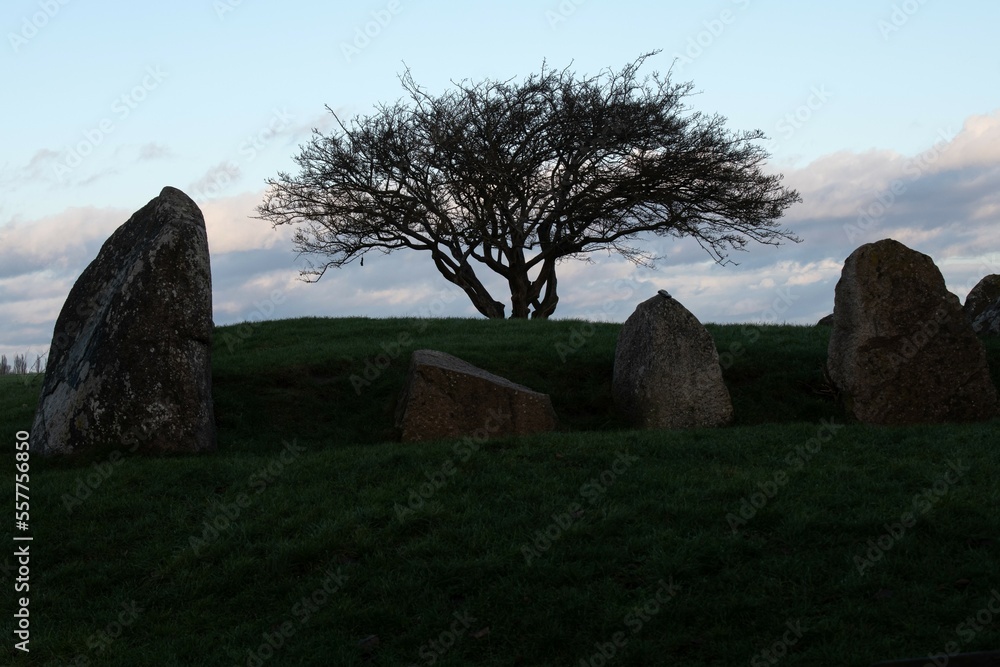 Ein Mystischer Ort im Abendlicht -Das Großsteingrab "Riesenberg" bei ...