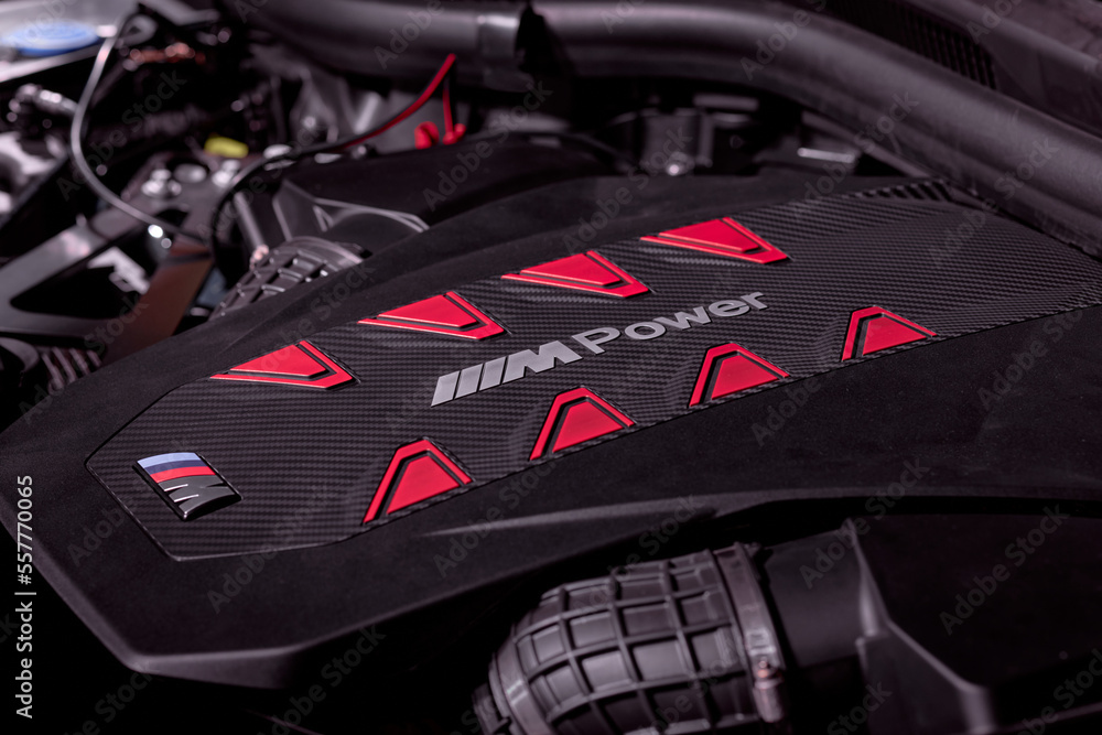 BMW XM engine - hybrid, plug-in V8 engine, 4.4 l, 653 hp. Acceleration 0-100km - 4,3s Max speed ...