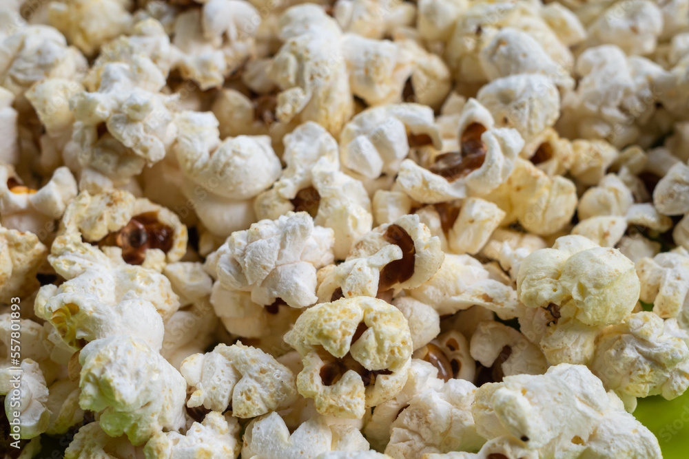 Foto de Popcorn is a type of confectionary made from corn kernels that ...