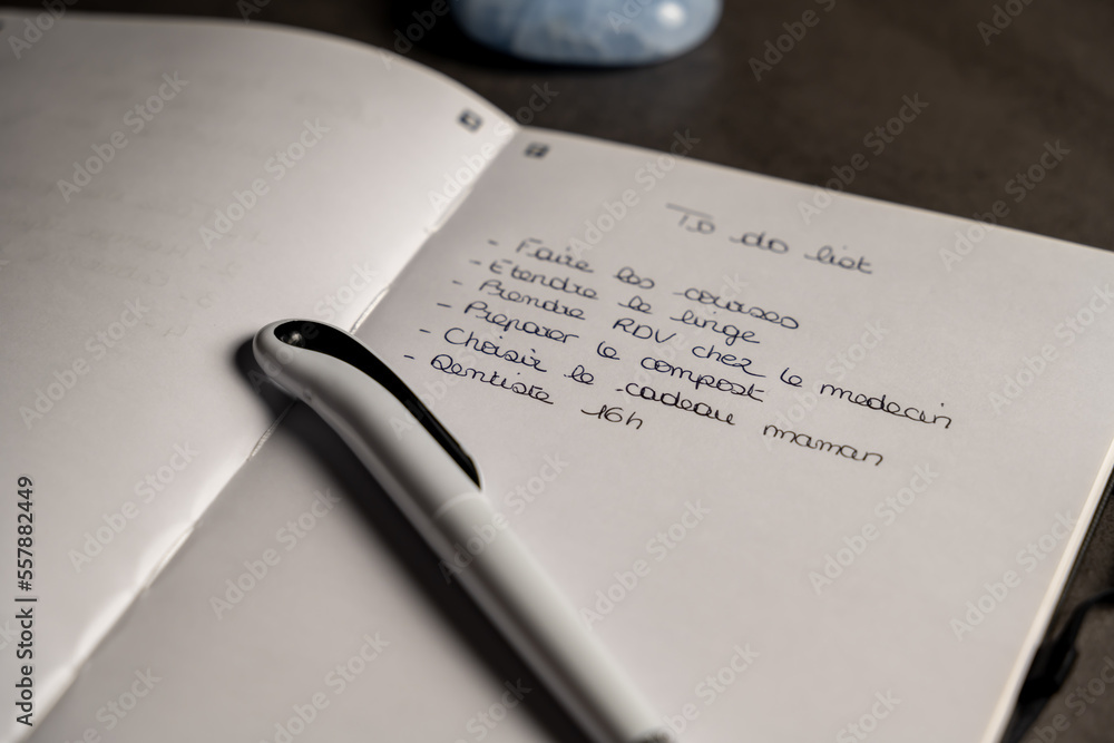 Foto de to do list liste de chose à faire sur un carnet avec un stylo ...