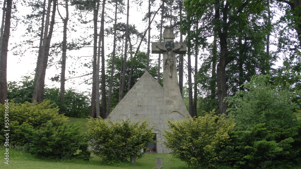 Piramida w Zagórzanach, grobowiec piramidalny o wysokości 10 metrów ...