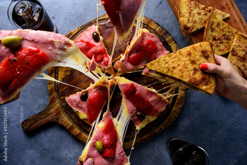 clasica pizza argentina: la grande de jamón y morron, con mucho queso ...