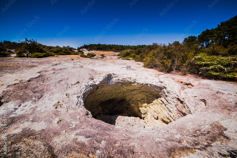 Foto de Rotorua Wai-o-Tapu weird and unique landscape, geothermal ...