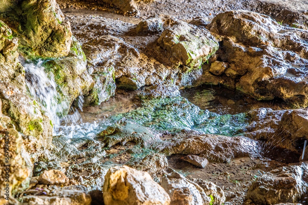 Foto de جريان عين ماء في كهف سيدنا موسى عليه السلام - الاردن- A spring ...