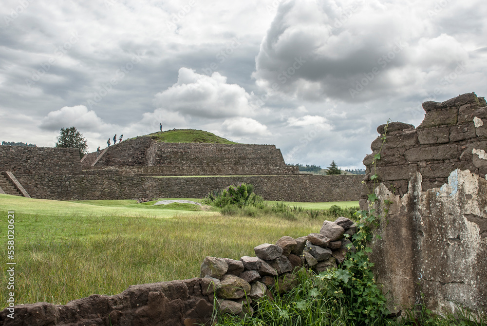 Pirámides circulares en el sitio arqueológico de Cuicuilco, en la ...